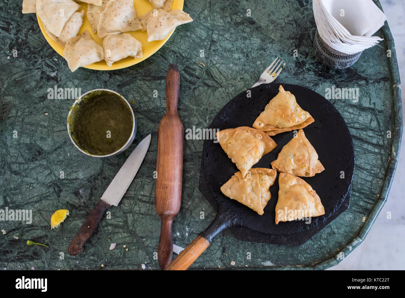 Samosa cooking hi-res stock photography and images - Alamy
