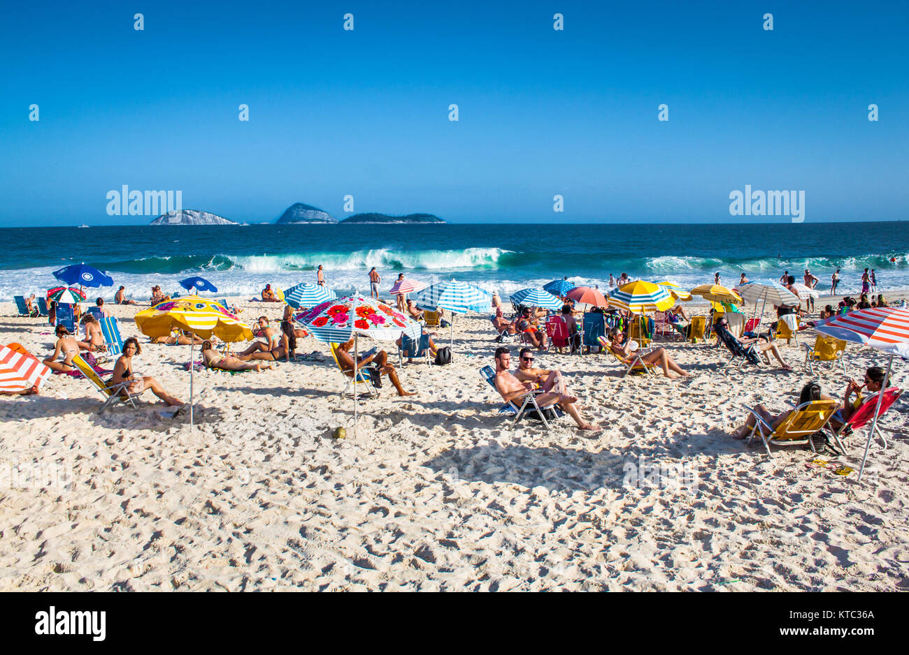 RIO DE JANEIRO, BRAZIL - APRIL 24, 2015: Brazilians people relaxing at ...