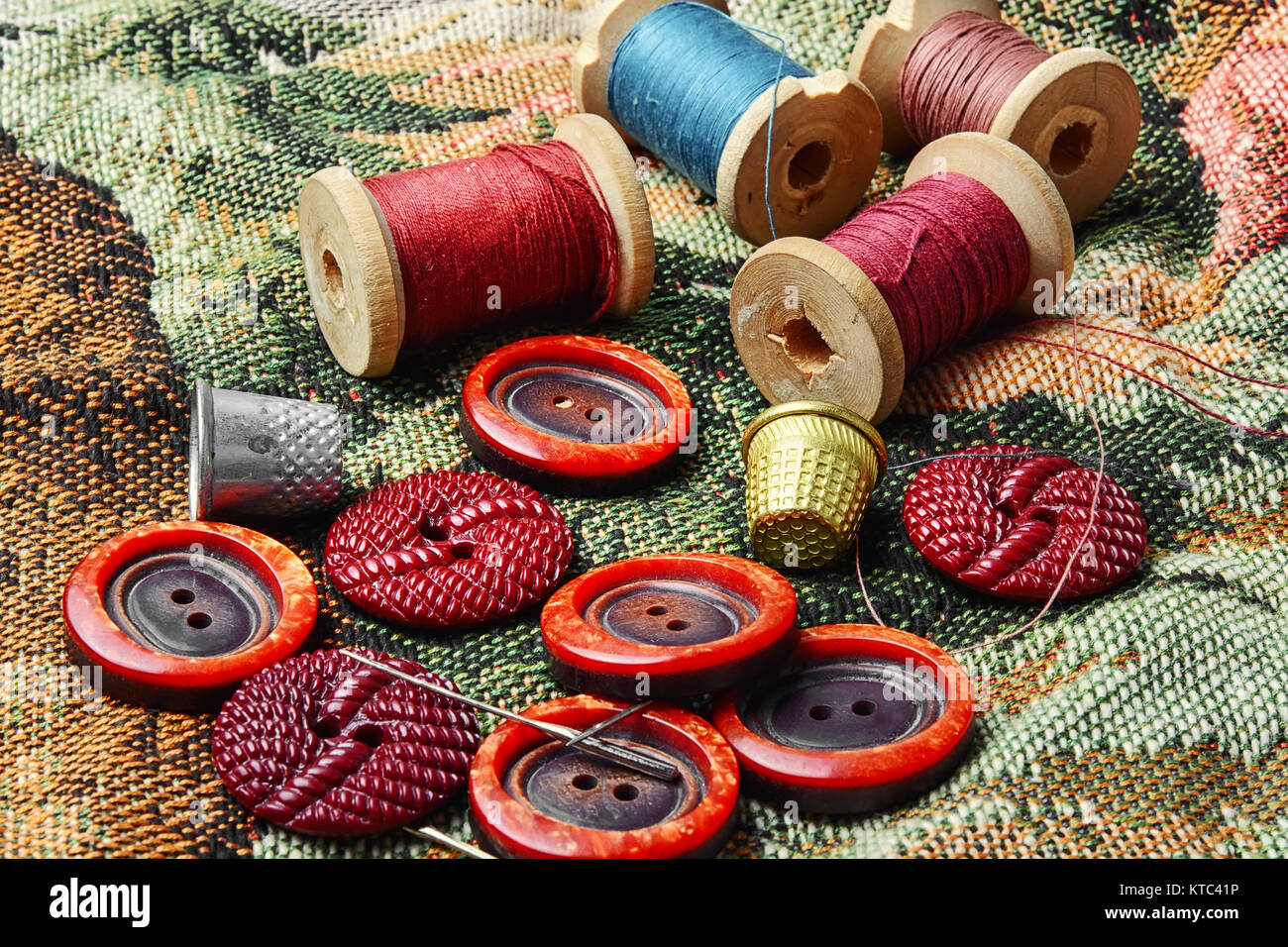 tailor thimble,sewing threads and buttons from clothing Stock Photo - Alamy