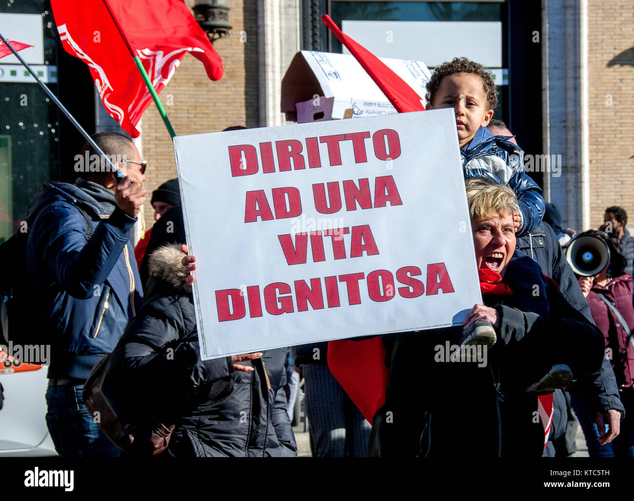 Rome, Italy. 22nd Dec, 2017. Protest of homeless families under the ...