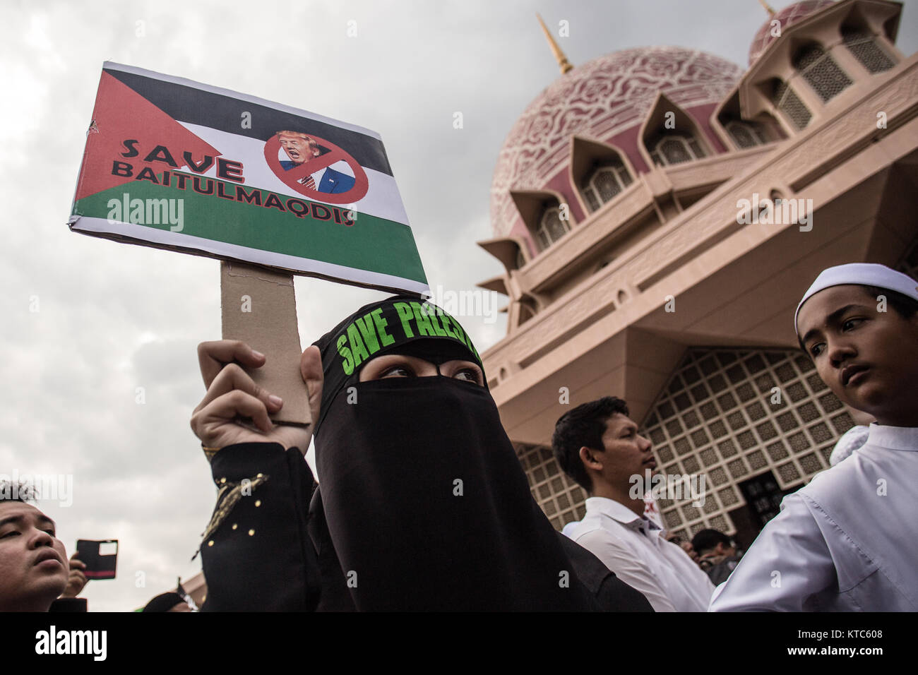 Putrajaya, Malaysia. 22nd Dec, 2017. Pro-Palestine demonstrators hold ...