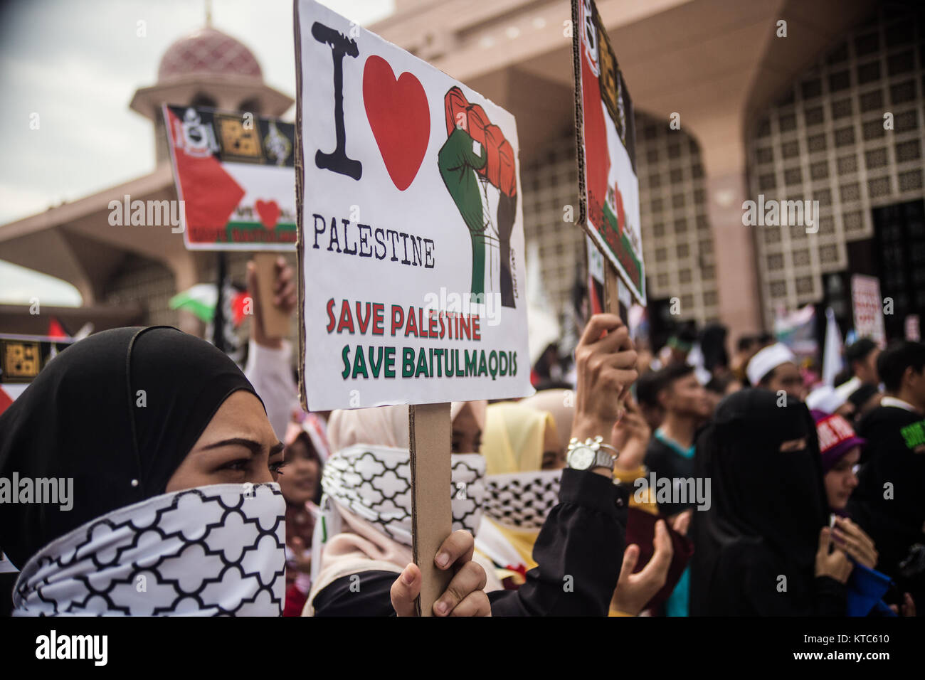 Putrajaya, Malaysia. 22nd Dec, 2017. Pro-Palestine demonstrators hold ...