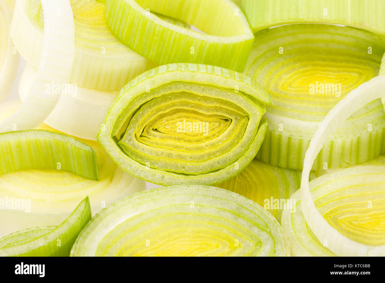 background of sliced leek rings , close up Stock Photo - Alamy