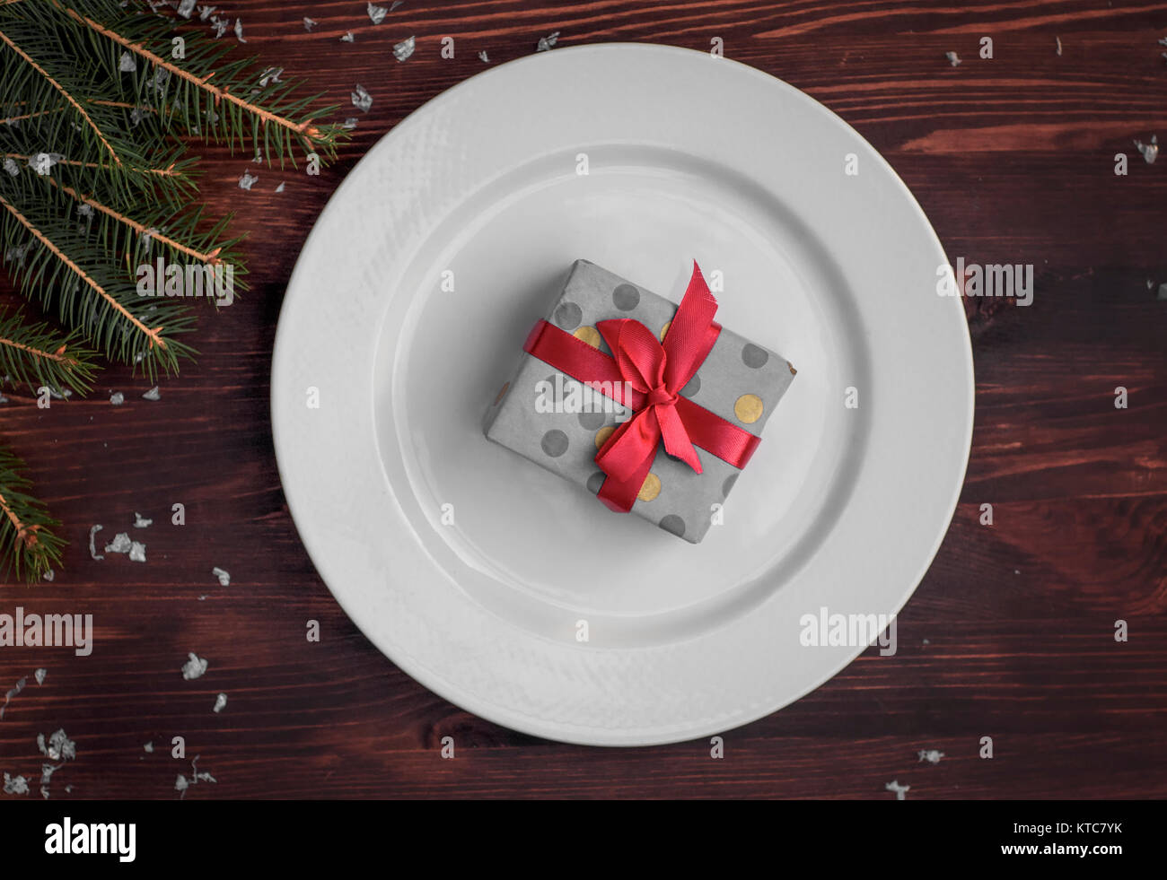 White plate with a gift wrapped, top view Stock Photo - Alamy