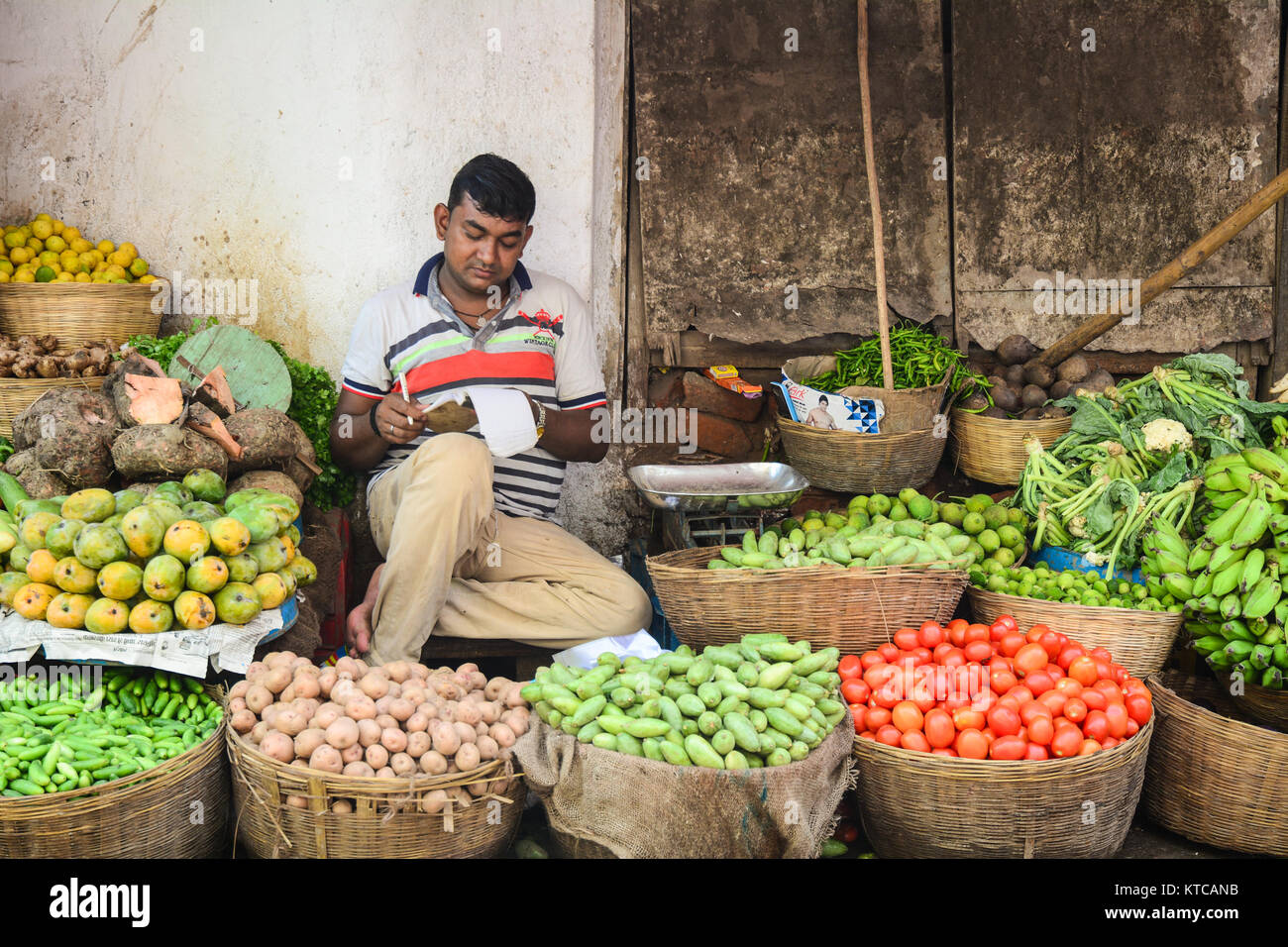 Crowded Vegetable Market In India Stock Photos & Crowded Vegetable ...
