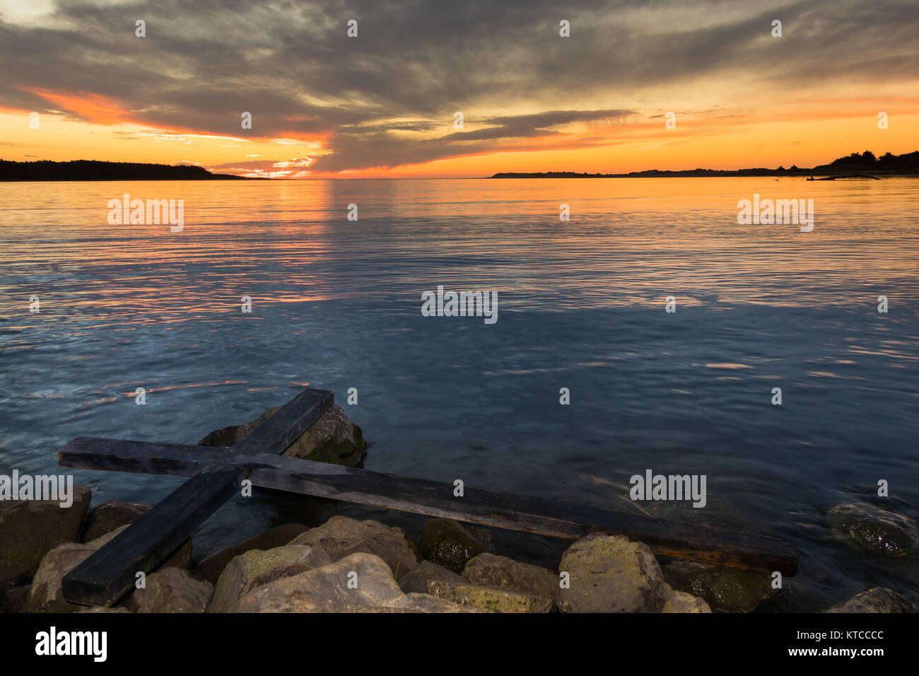 Christian cross on rocks sea hi-res stock photography and images - Alamy