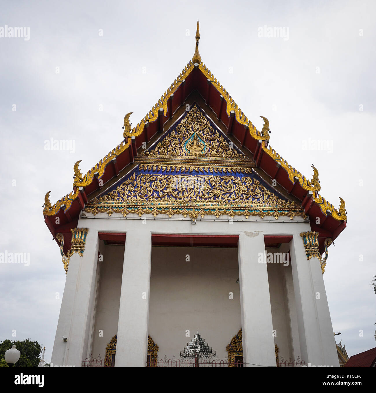 Main hall of a Buddhist temple in Bangkok, Thailand Stock Photo - Alamy