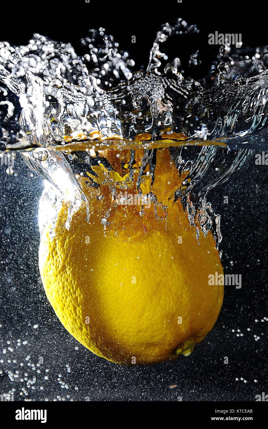 Citron citrus water splash hi-res stock photography and images - Alamy