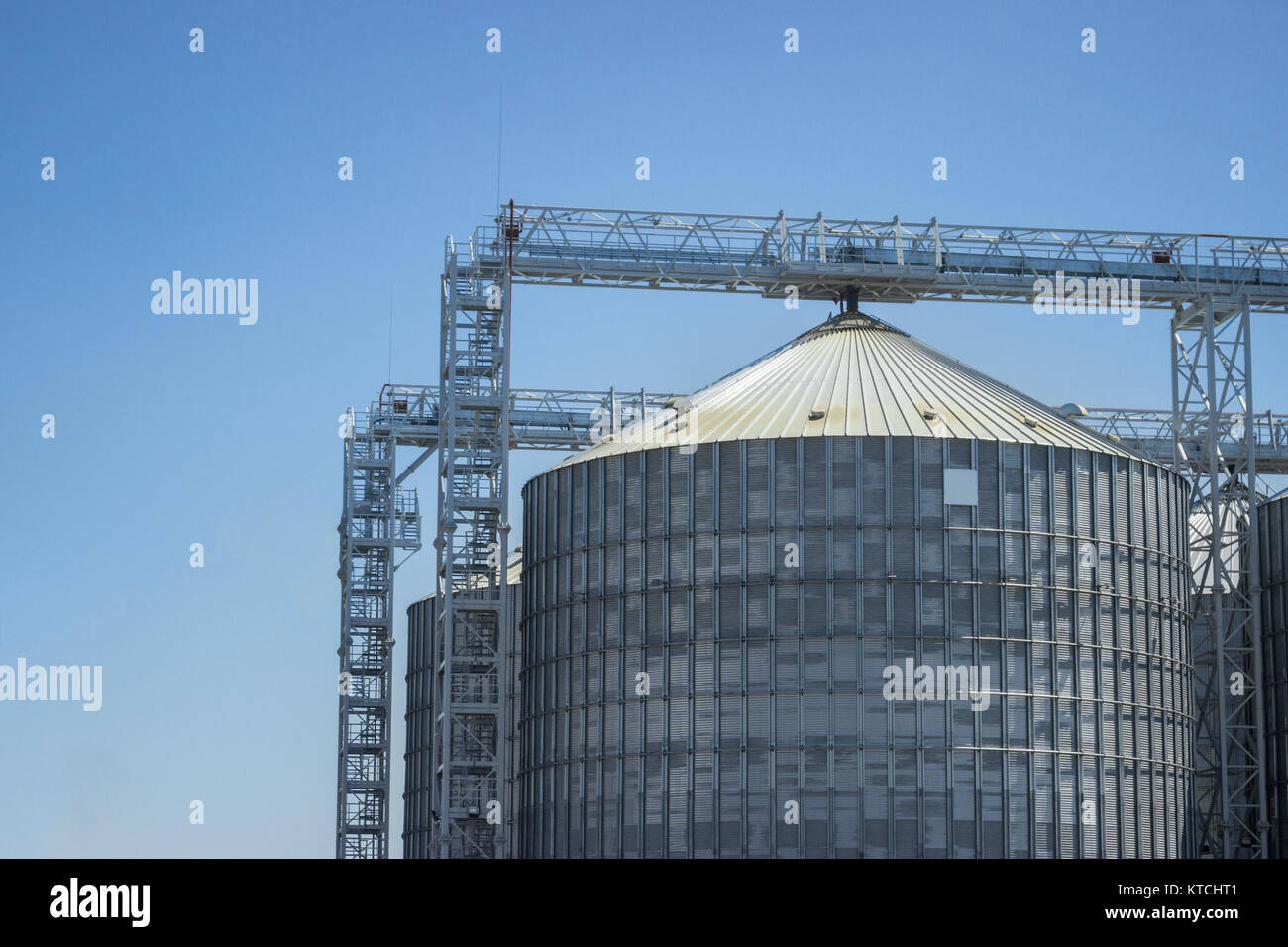 Complex silos for storage of grain, standing in the open air Stock ...