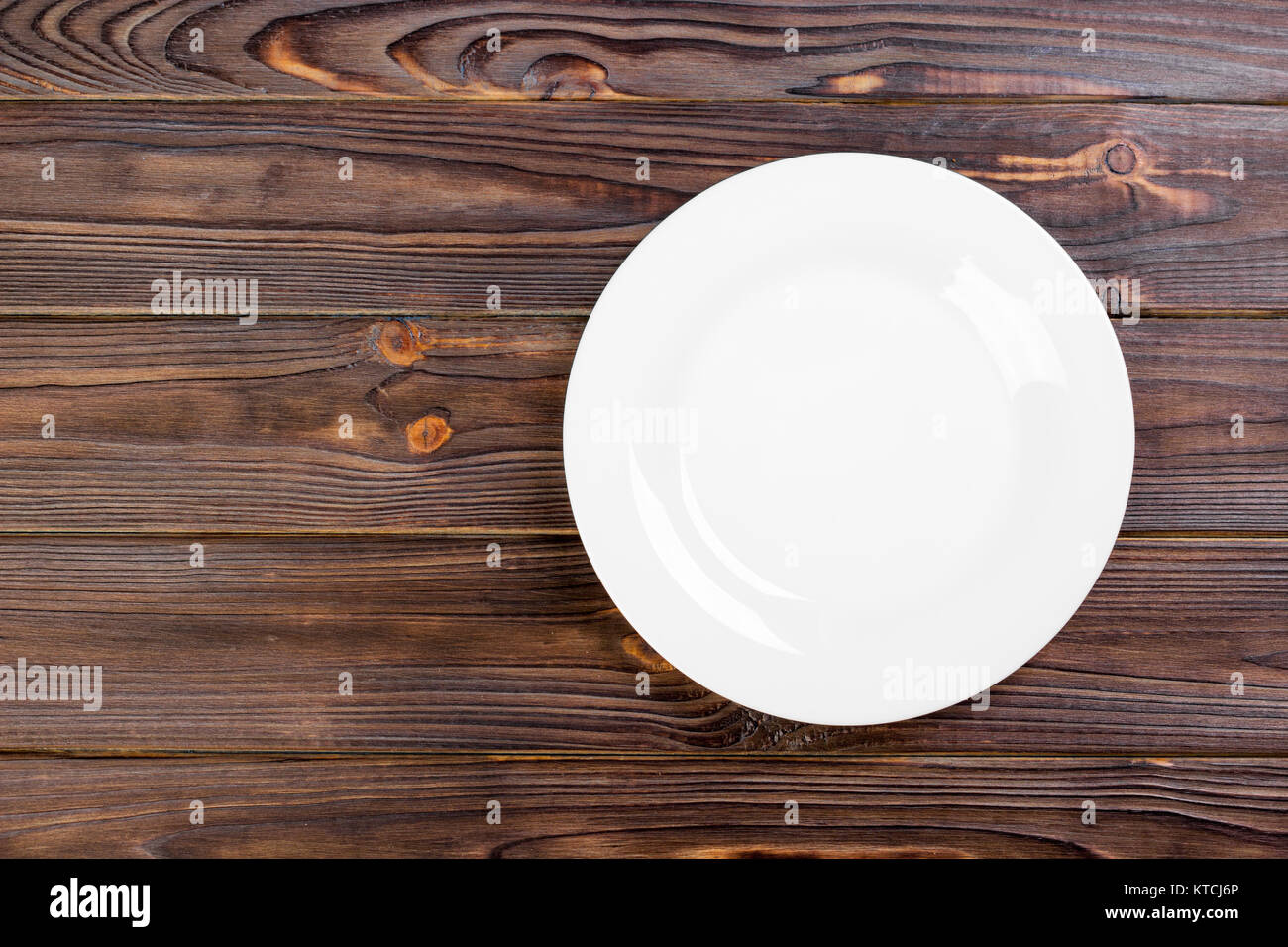 Top view of empty white food plate on a wood background Stock Photo - Alamy