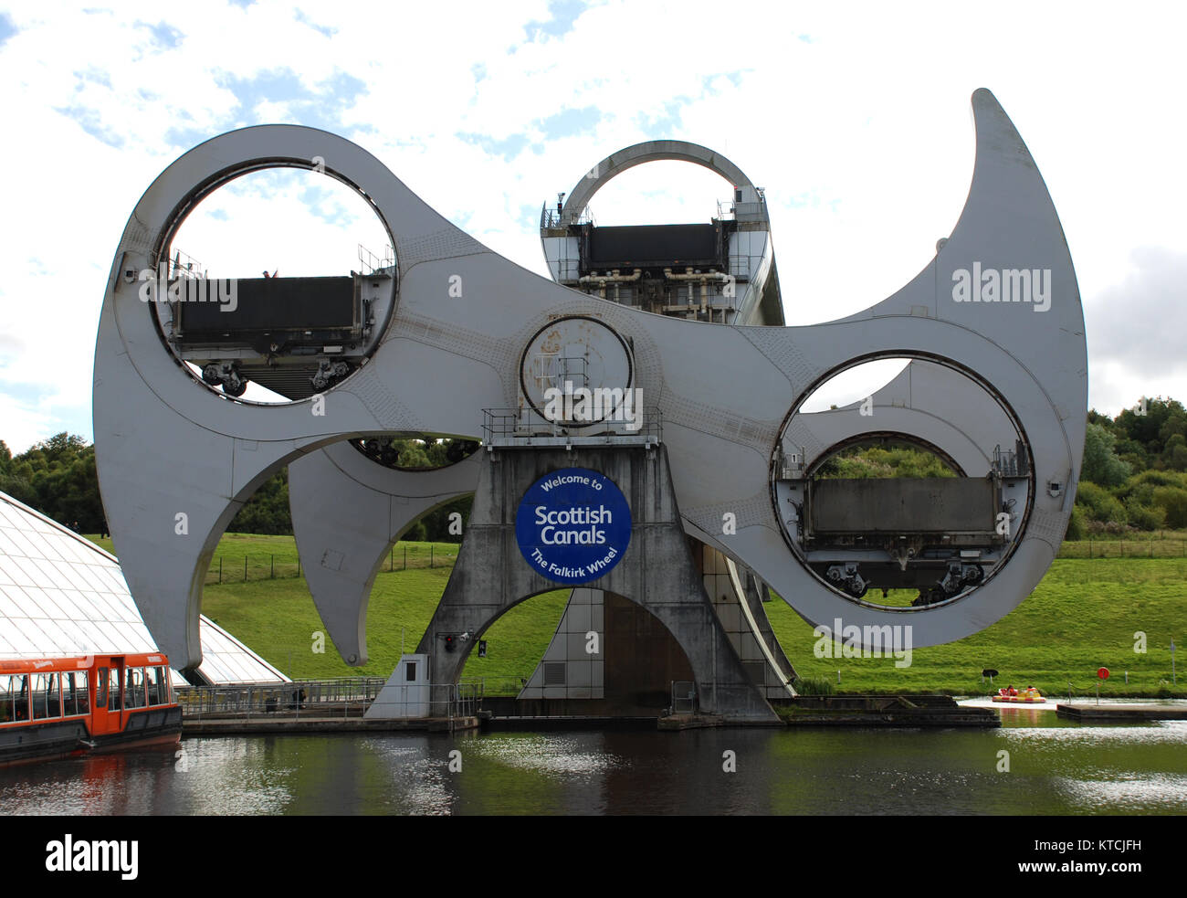 Forth and clyde canal lifting bridge hi-res stock photography and ...