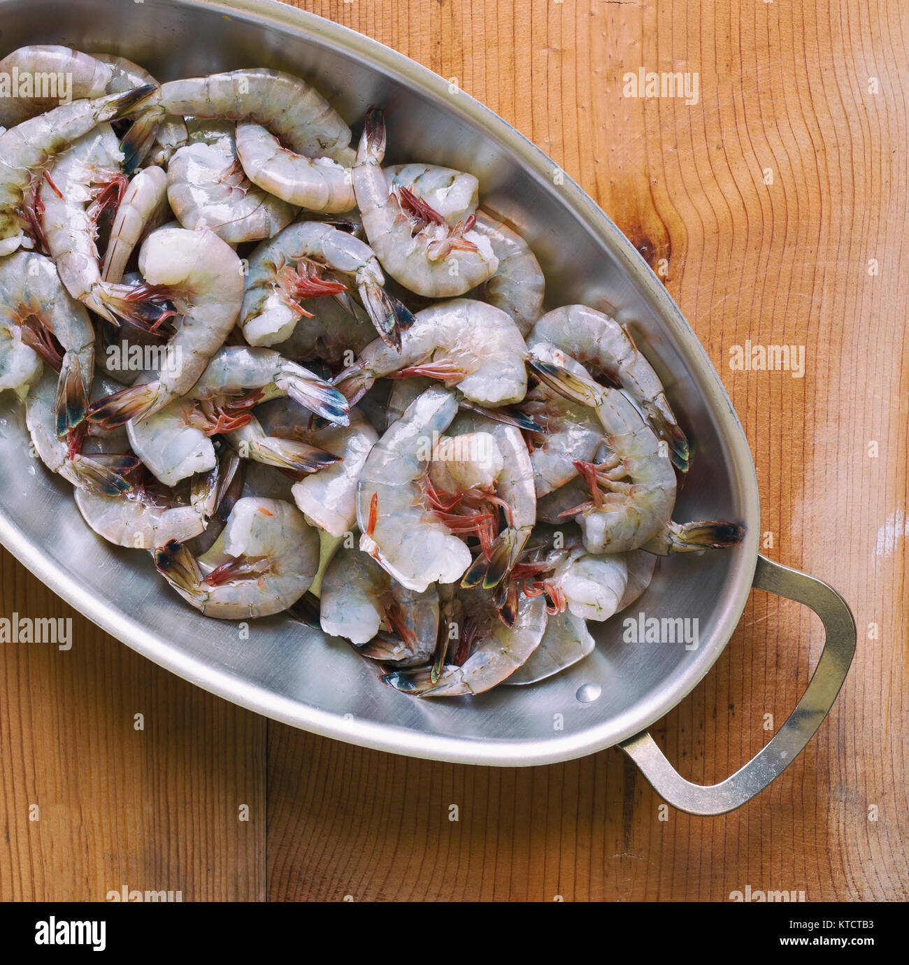 Fresh Mayport shrimp, raw with shells Stock Photo - Alamy