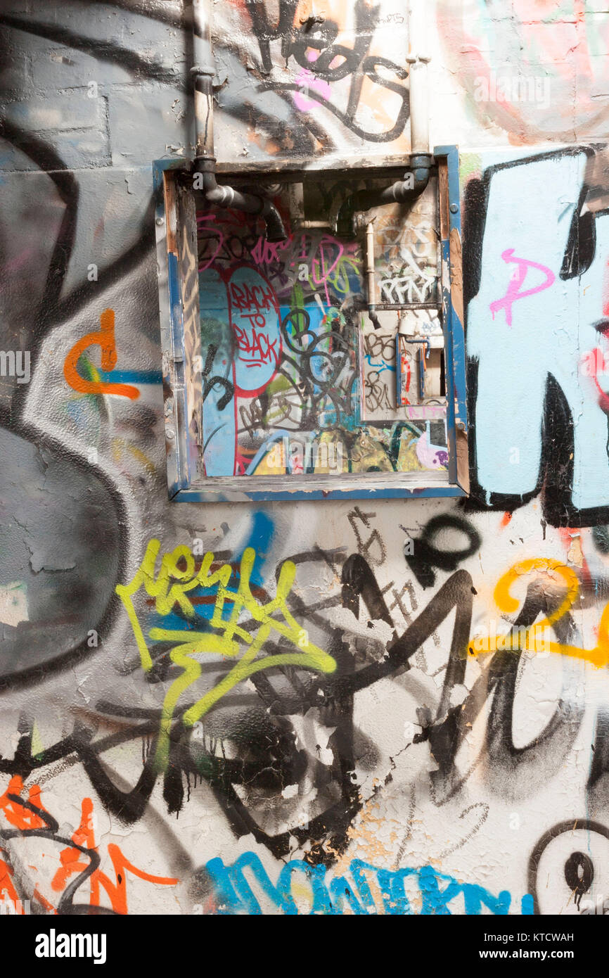Curvy graffiti hi-res stock photography and images - Alamy