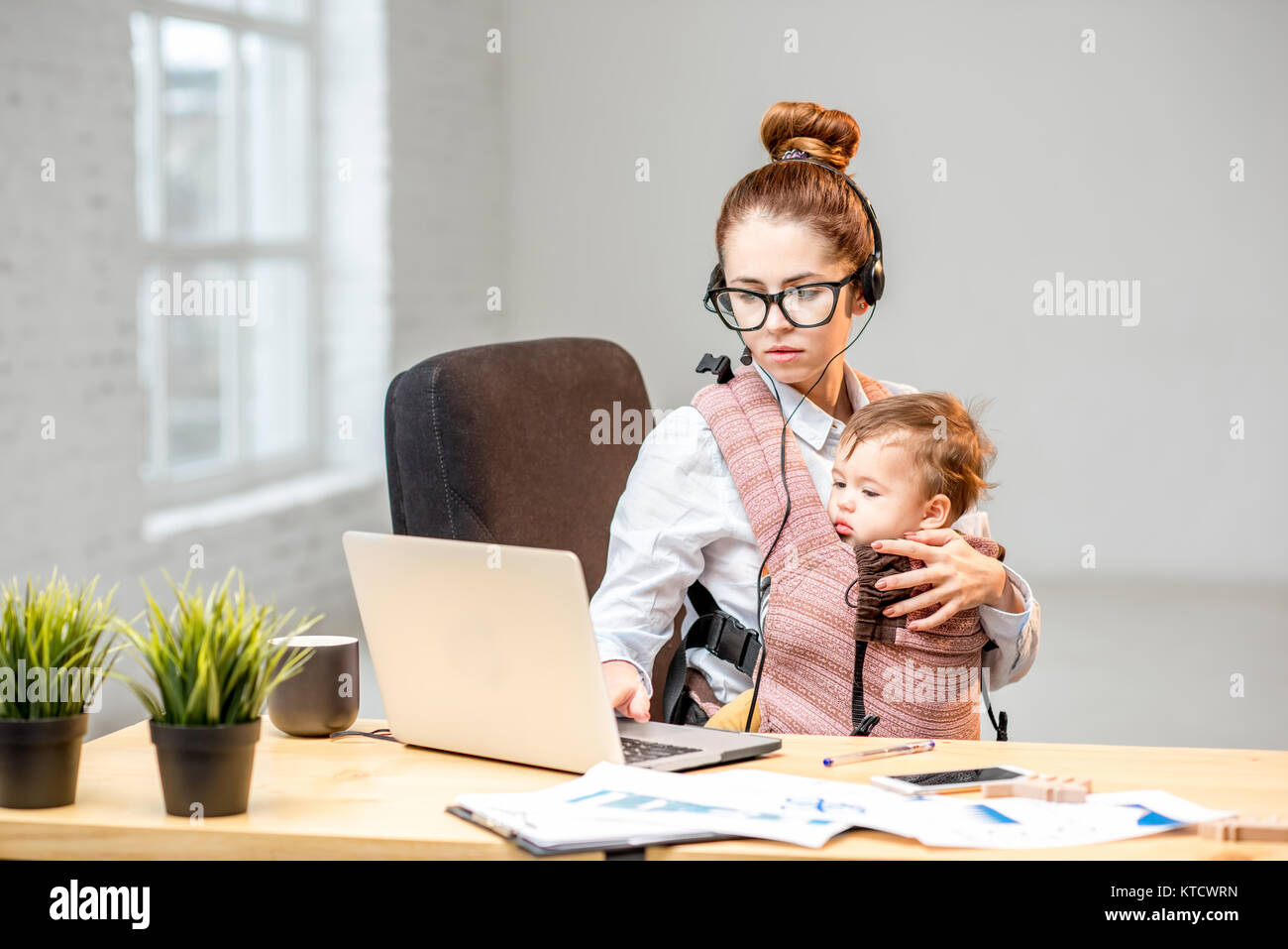 Multi tasking mum hi-res stock photography and images - Alamy