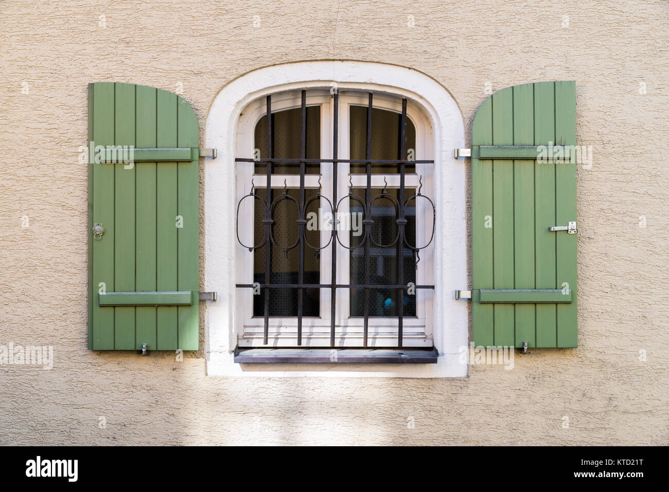 Metal mesh shutter hi-res stock photography and images - Alamy