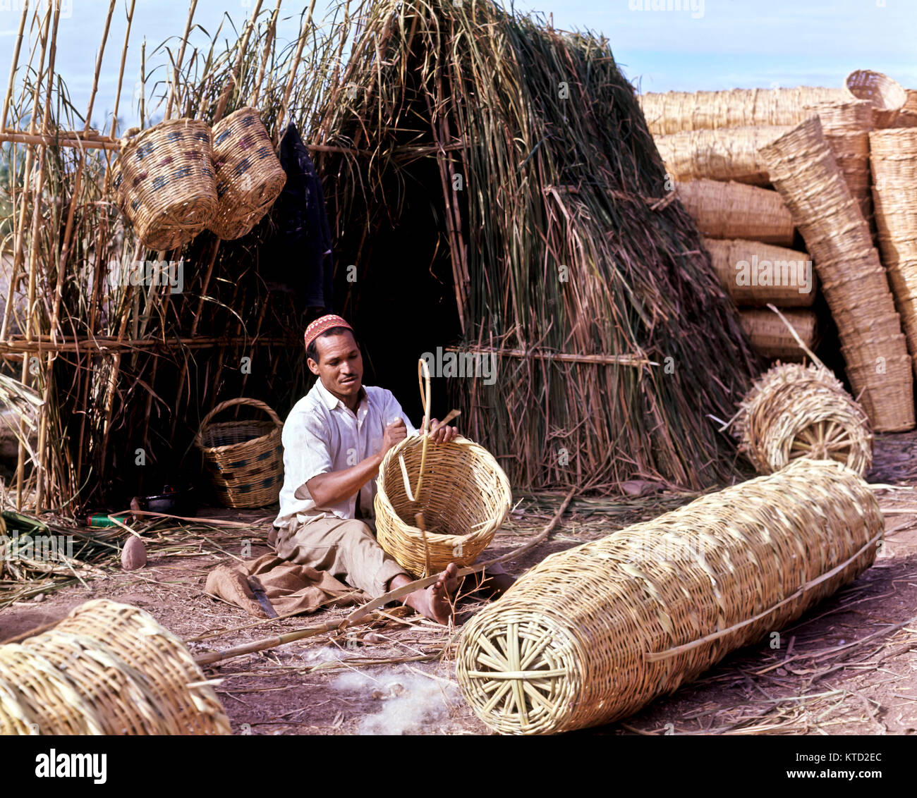 Man making baskets hi-res stock photography and images - Alamy