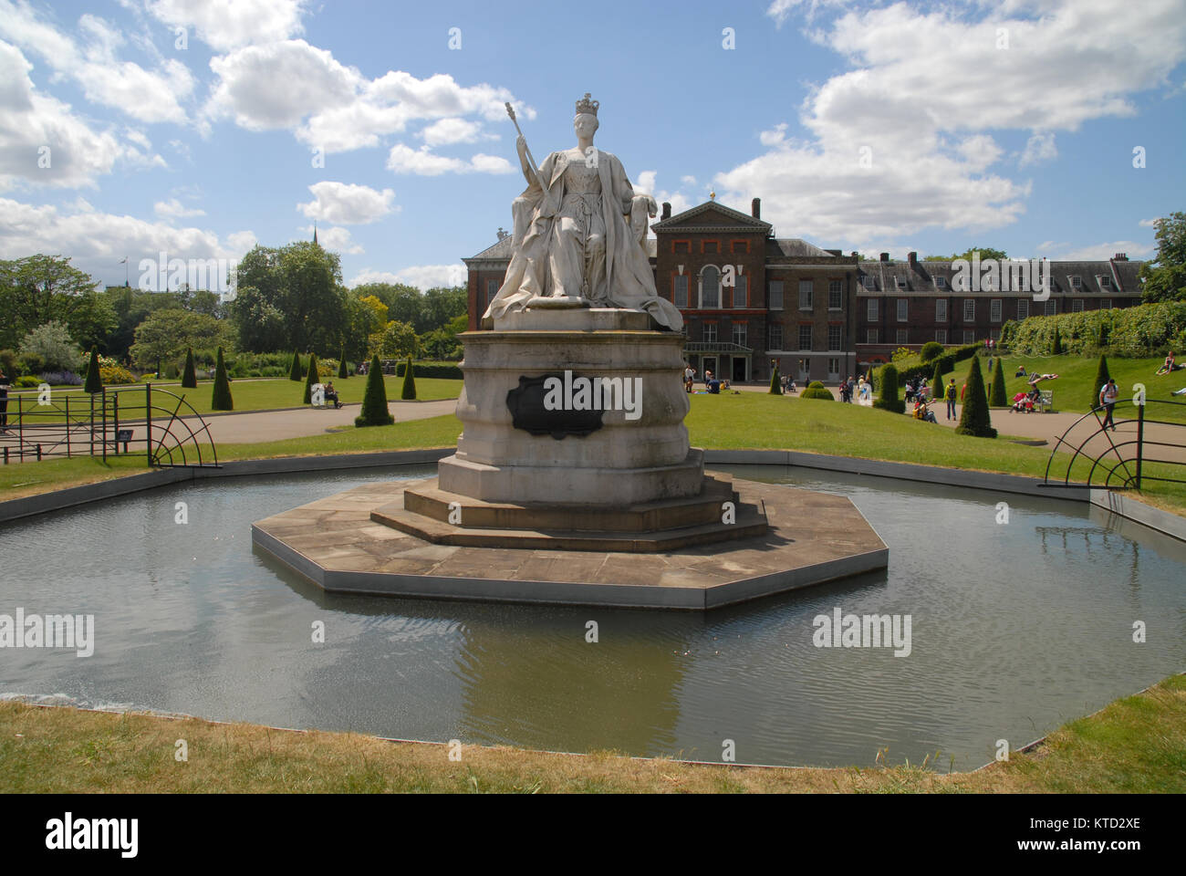 Statue of queen victoria kensington palace hi-res stock photography and ...