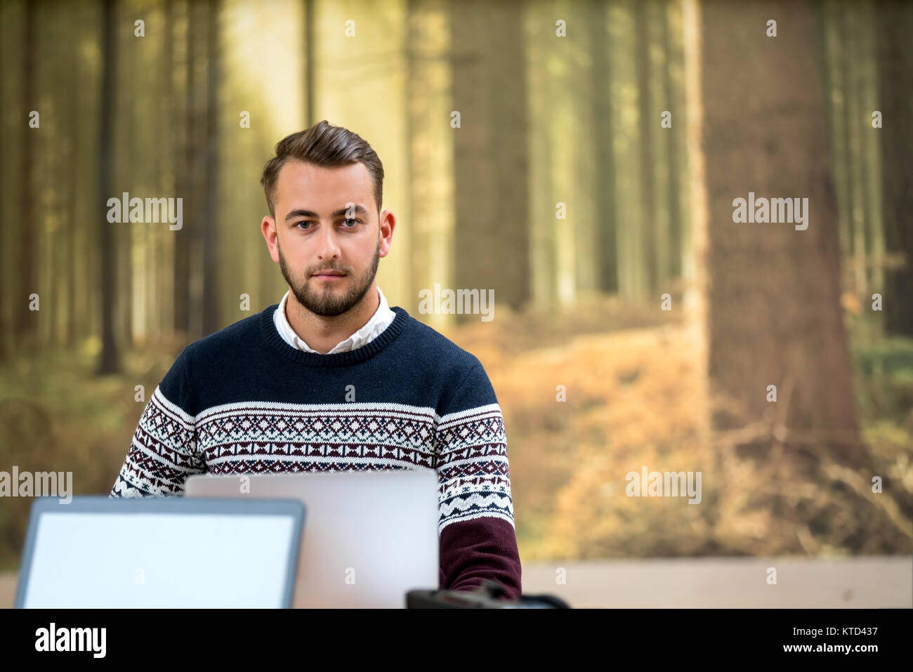 Multi ethnic group of students working on task together. Teamwork ...