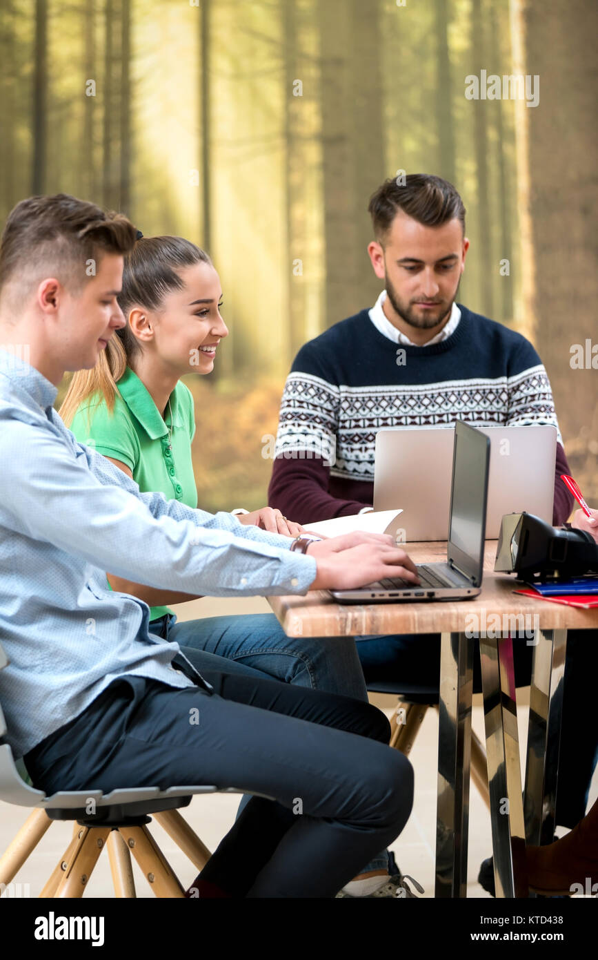 Multi ethnic group of students hi-res stock photography and images - Alamy