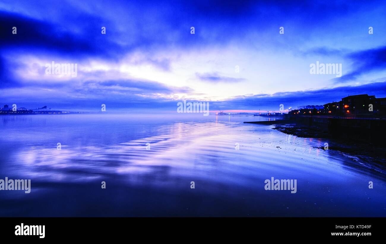 Liverpool city scene mist hi-res stock photography and images - Alamy
