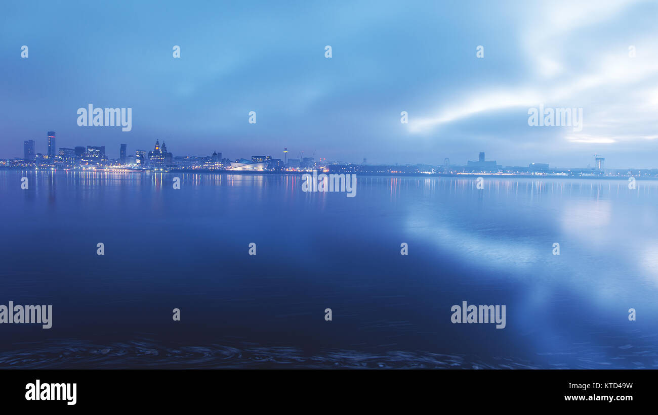 Liverpool city scene mist hi-res stock photography and images - Alamy