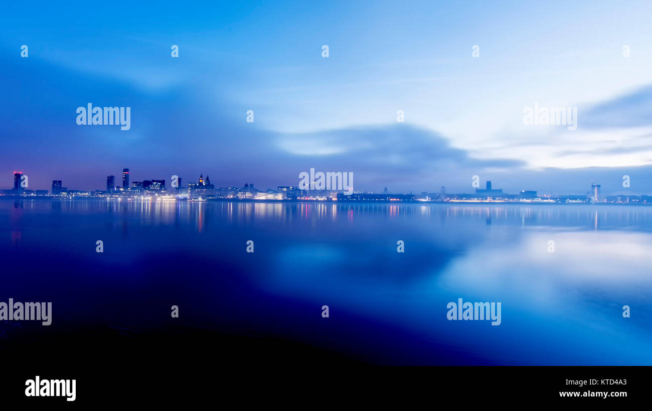 Liverpool city scene mist hi-res stock photography and images - Alamy