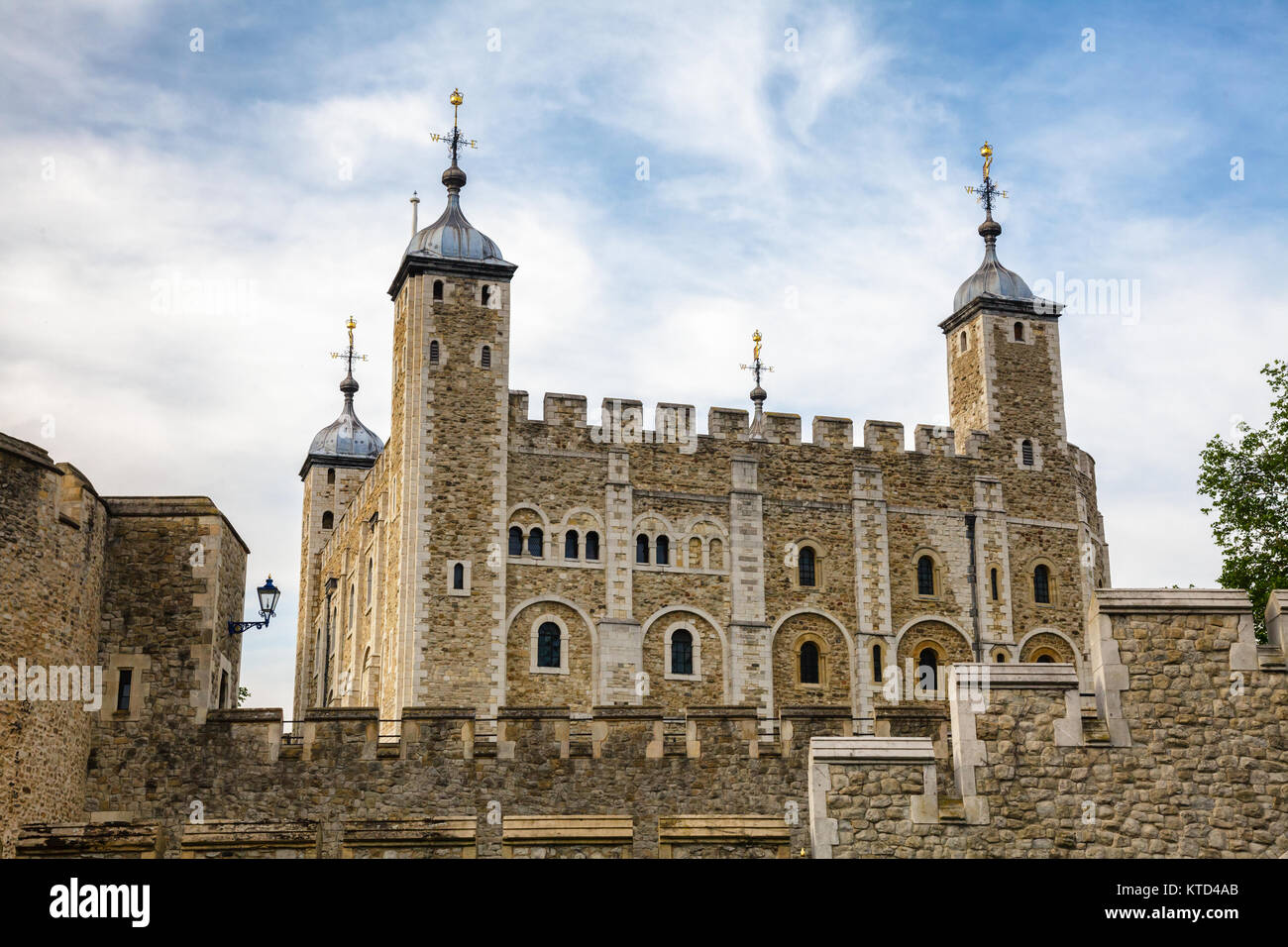 Medieval White Tower at the Tower of London in England UK Stock Photo ...