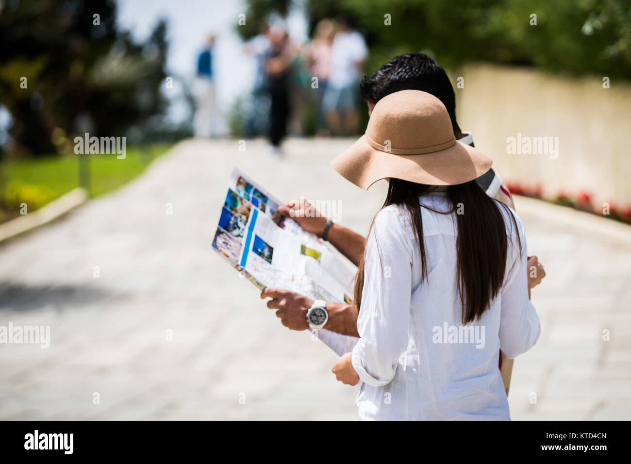 Tourist couple in love Stock Photo - Alamy