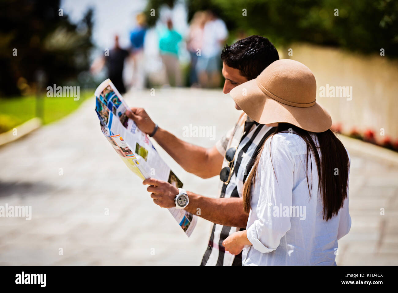 Tourist couple in love Stock Photo - Alamy