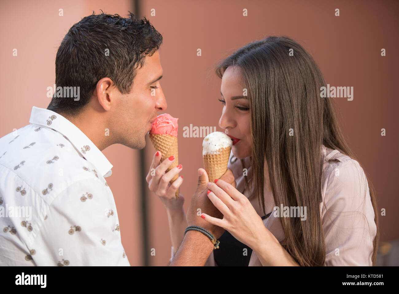 Cheerful couple eating ice cream cones Stock Photo - Alamy