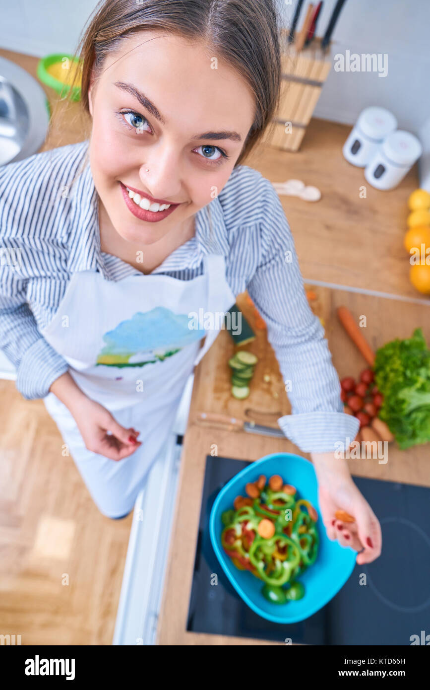 Chef food prepare commercial kitchen hi-res stock photography and ...