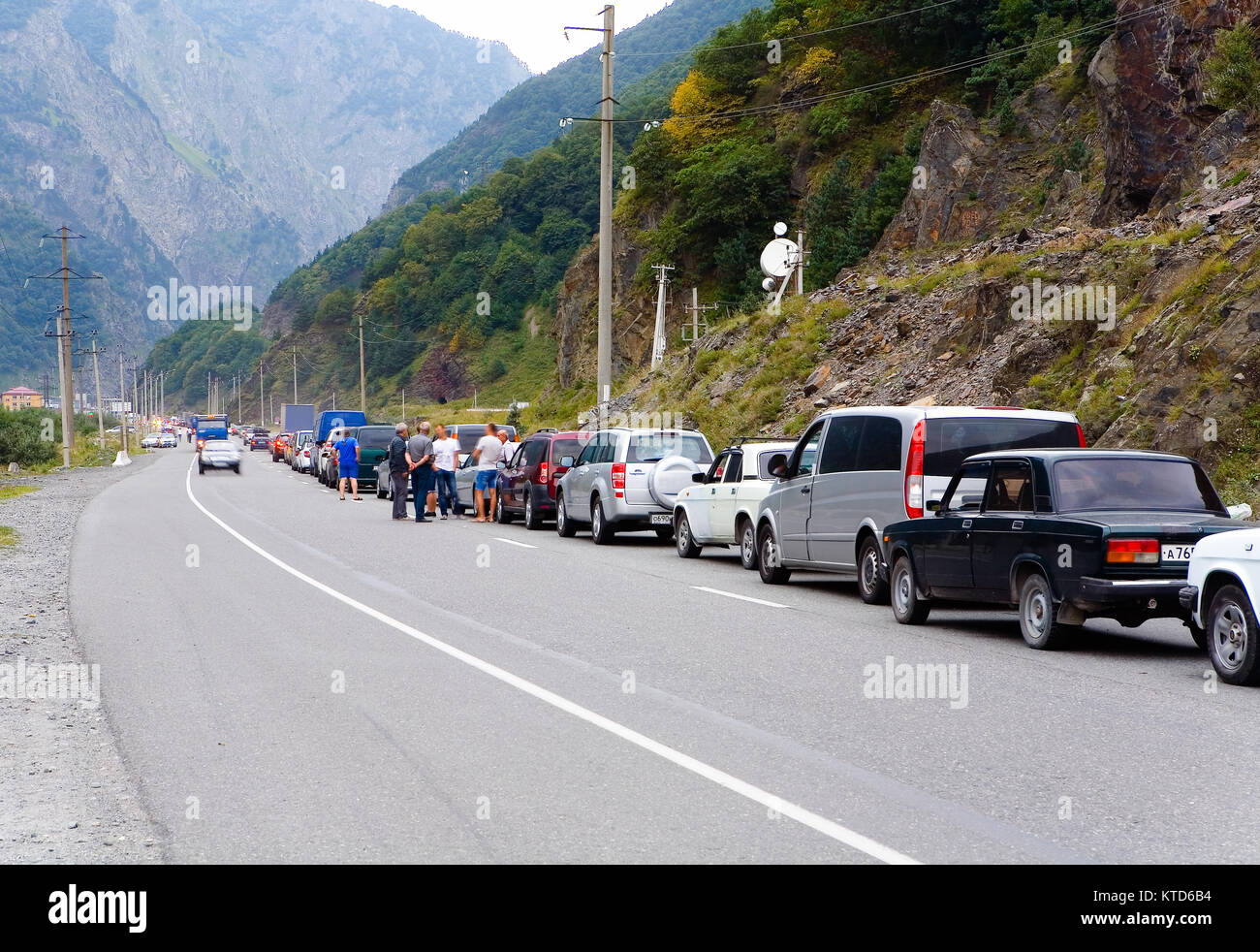 Difficult car traffic on the border of Russia with Georgia. The queue ...