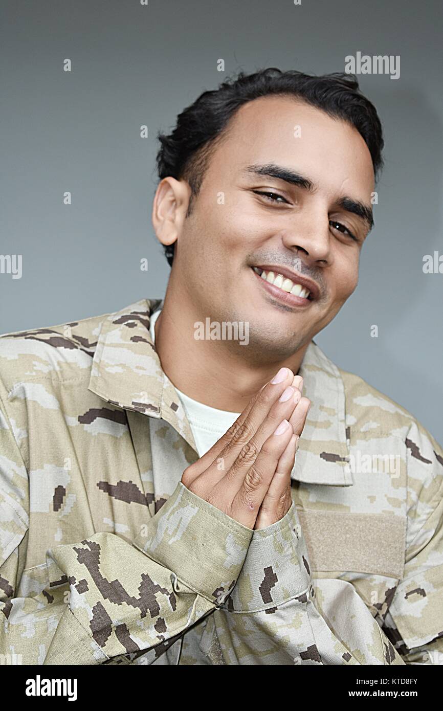 Army soldiers praying hi-res stock photography and images - Alamy