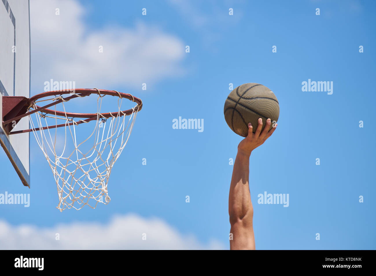 Basketball player in action flying high and scoring Stock Photo - Alamy