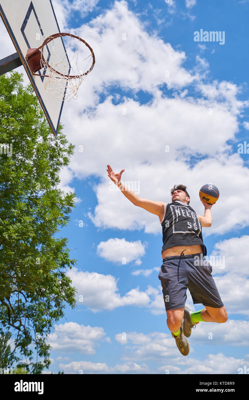 Basketball player in action flying high and scoring Stock Photo - Alamy