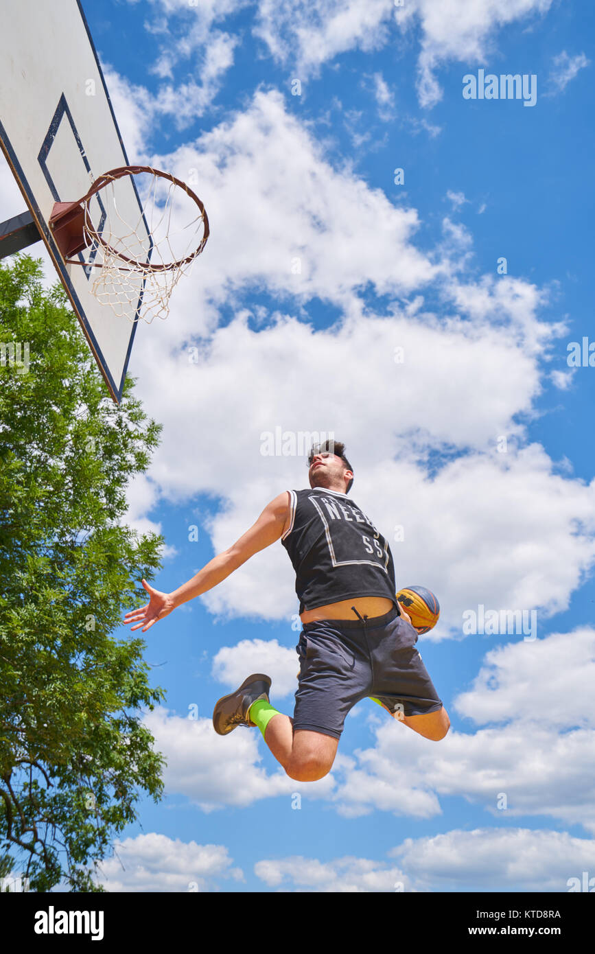 Basketball player in action flying high and scoring Stock Photo - Alamy