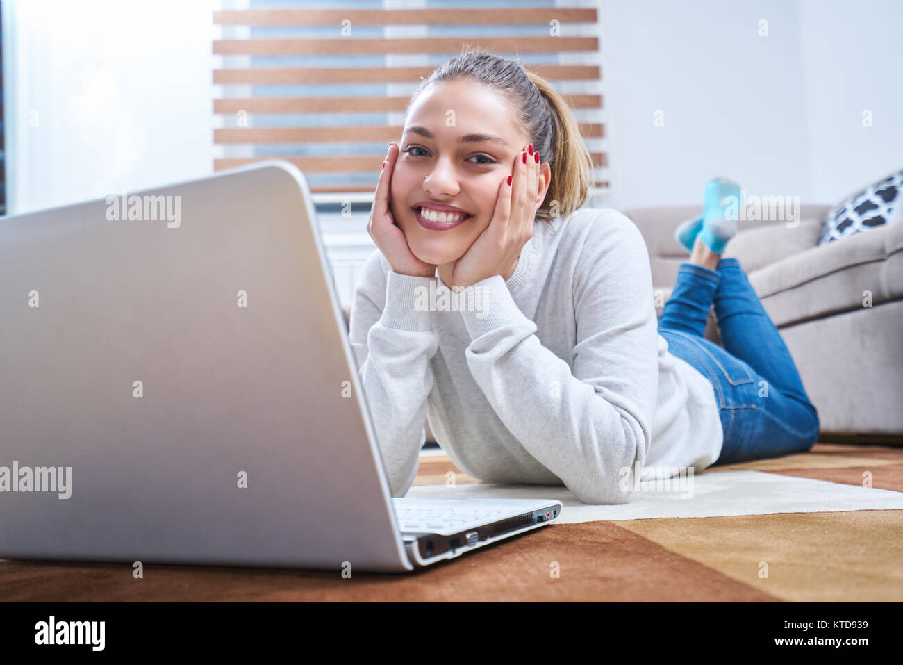 woman lying on floor and using laptop Stock Photo - Alamy