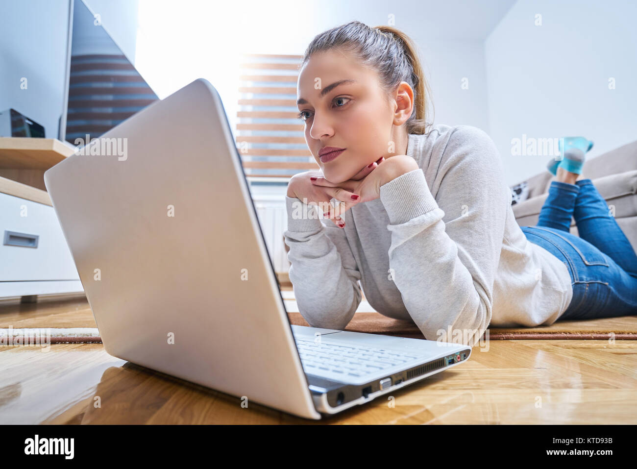 woman lying on floor and using laptop Stock Photo - Alamy