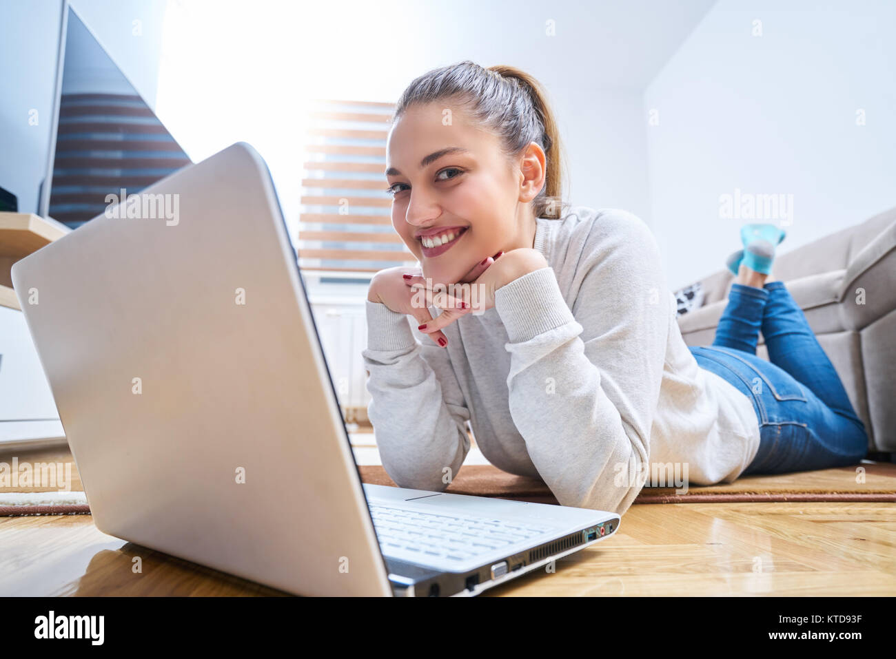 woman lying on floor and using laptop Stock Photo - Alamy