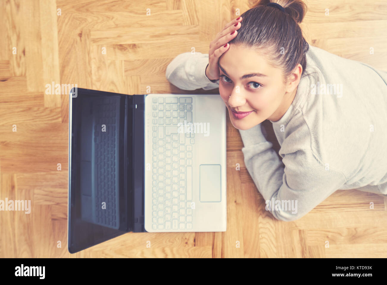woman lying on floor and using laptop Stock Photo - Alamy