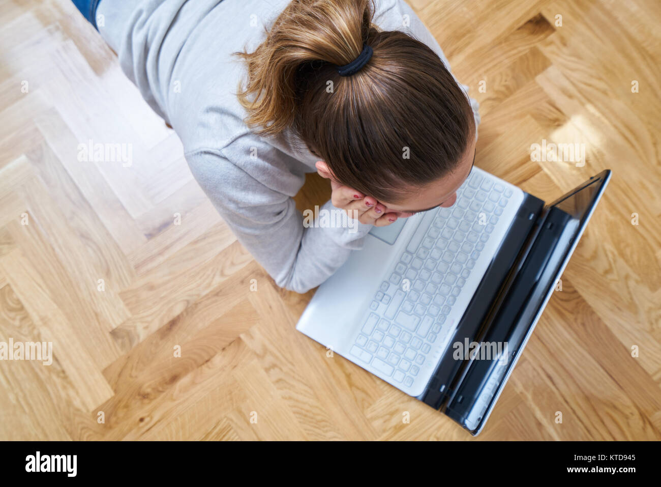 woman lying on floor and using laptop Stock Photo - Alamy