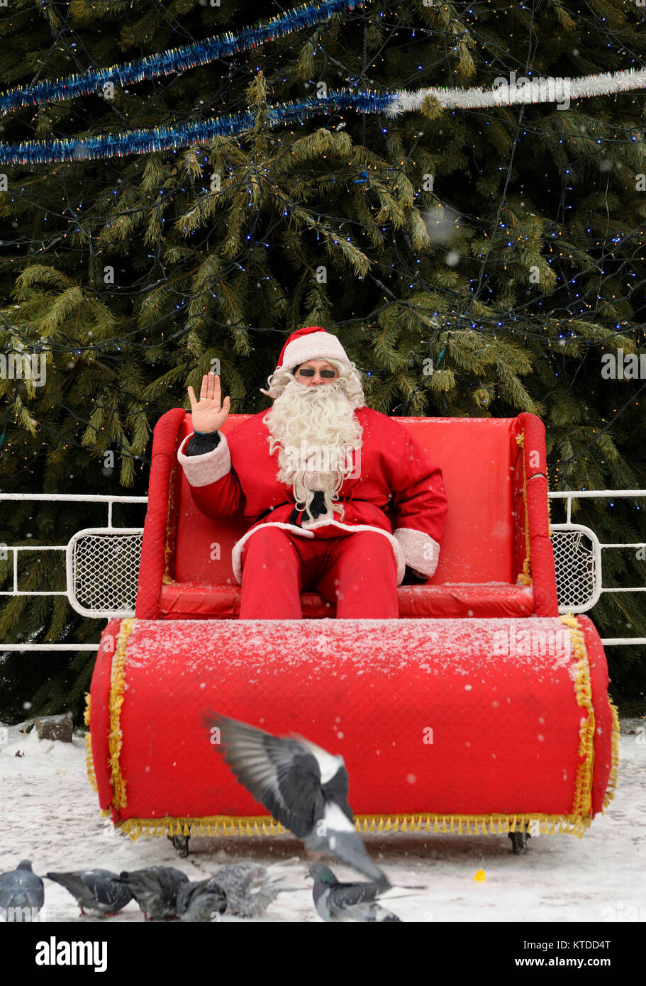 Father christmas and sled hi-res stock photography and images - Alamy
