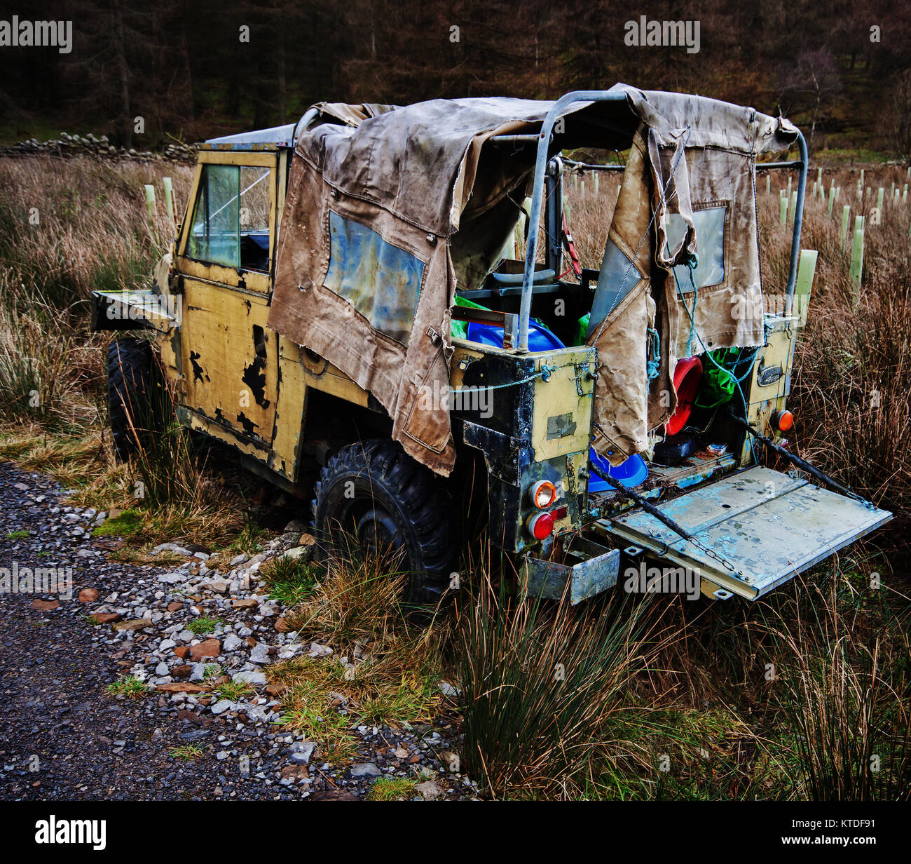 Abandoned land rover hi-res stock photography and images - Alamy