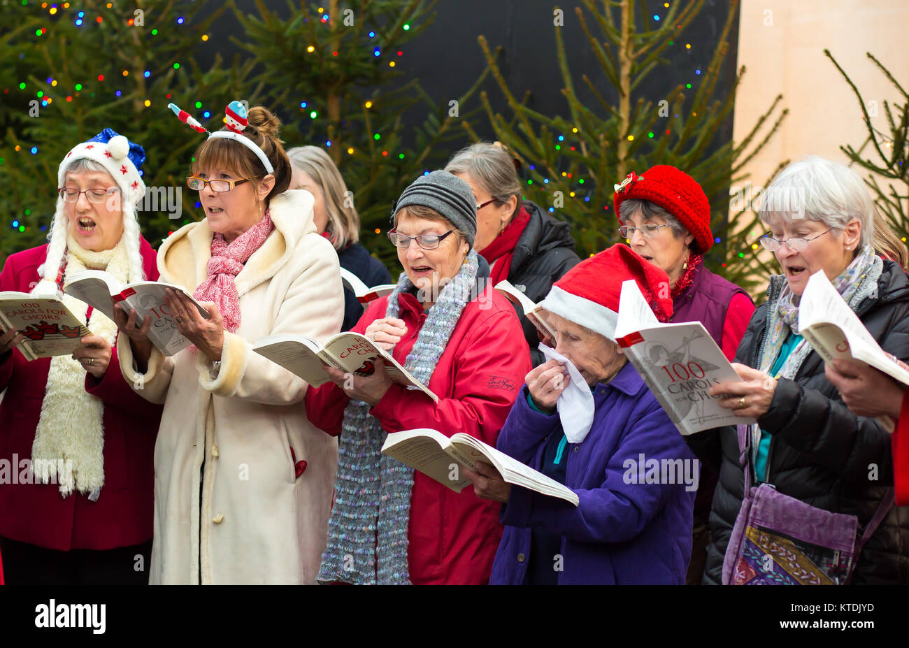 Carol singers entertain all at Severn Valley Railway Kidderminster ...