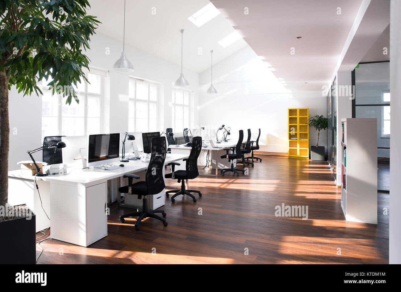 Open space office hi-res stock photography and images - Alamy