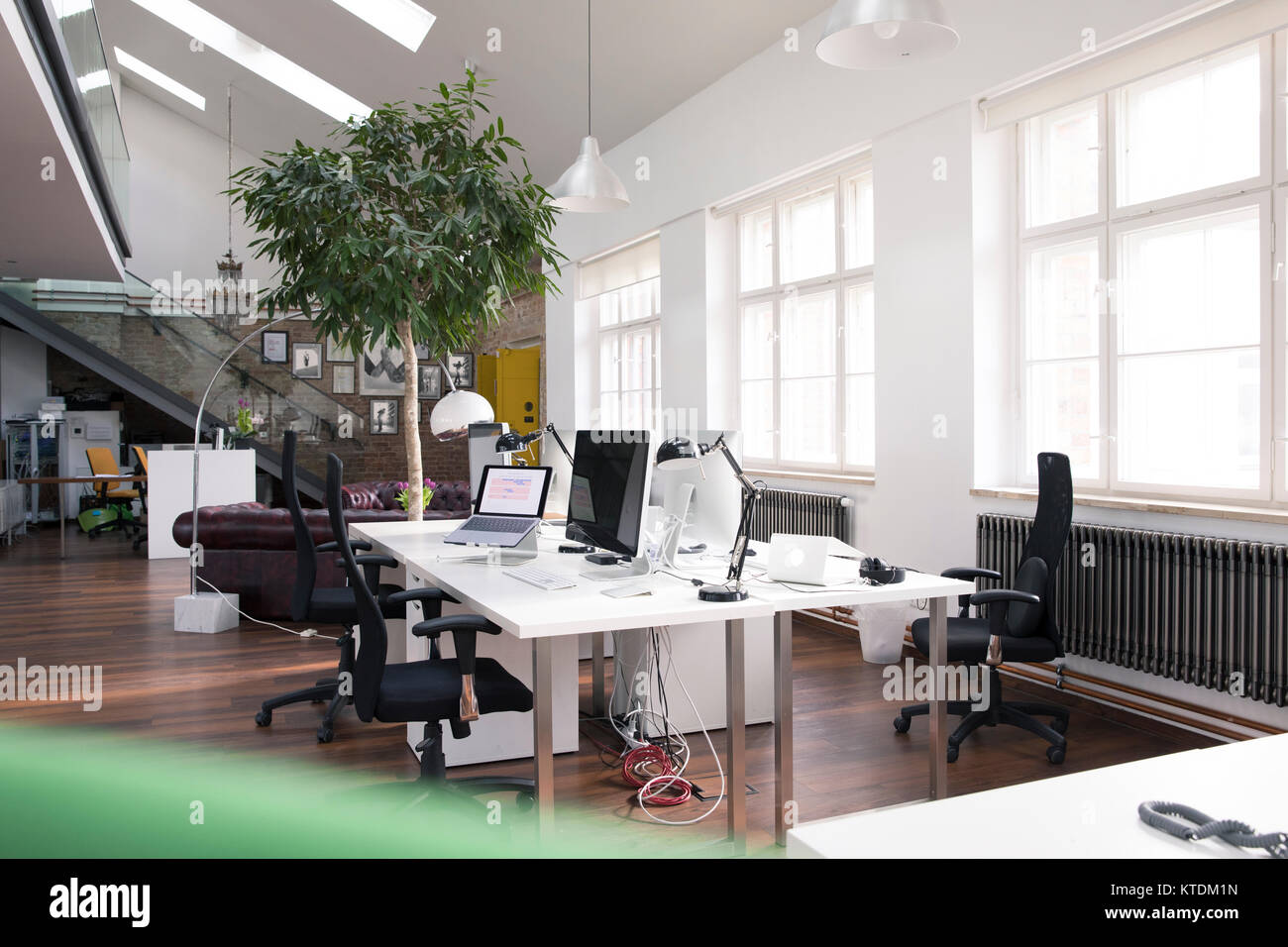 Open space office hi-res stock photography and images - Alamy