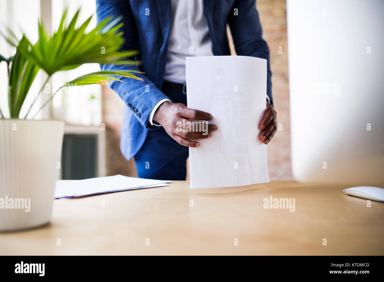 Office worker sorting papers hi-res stock photography and images - Alamy