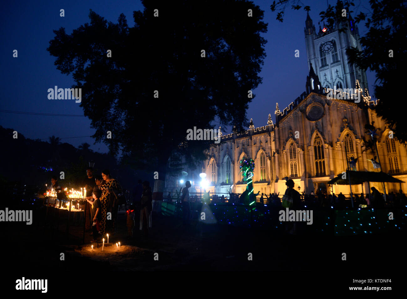 Kolkata, India. 23rd Dec, 2017. Indian family lights candle and pray at ...