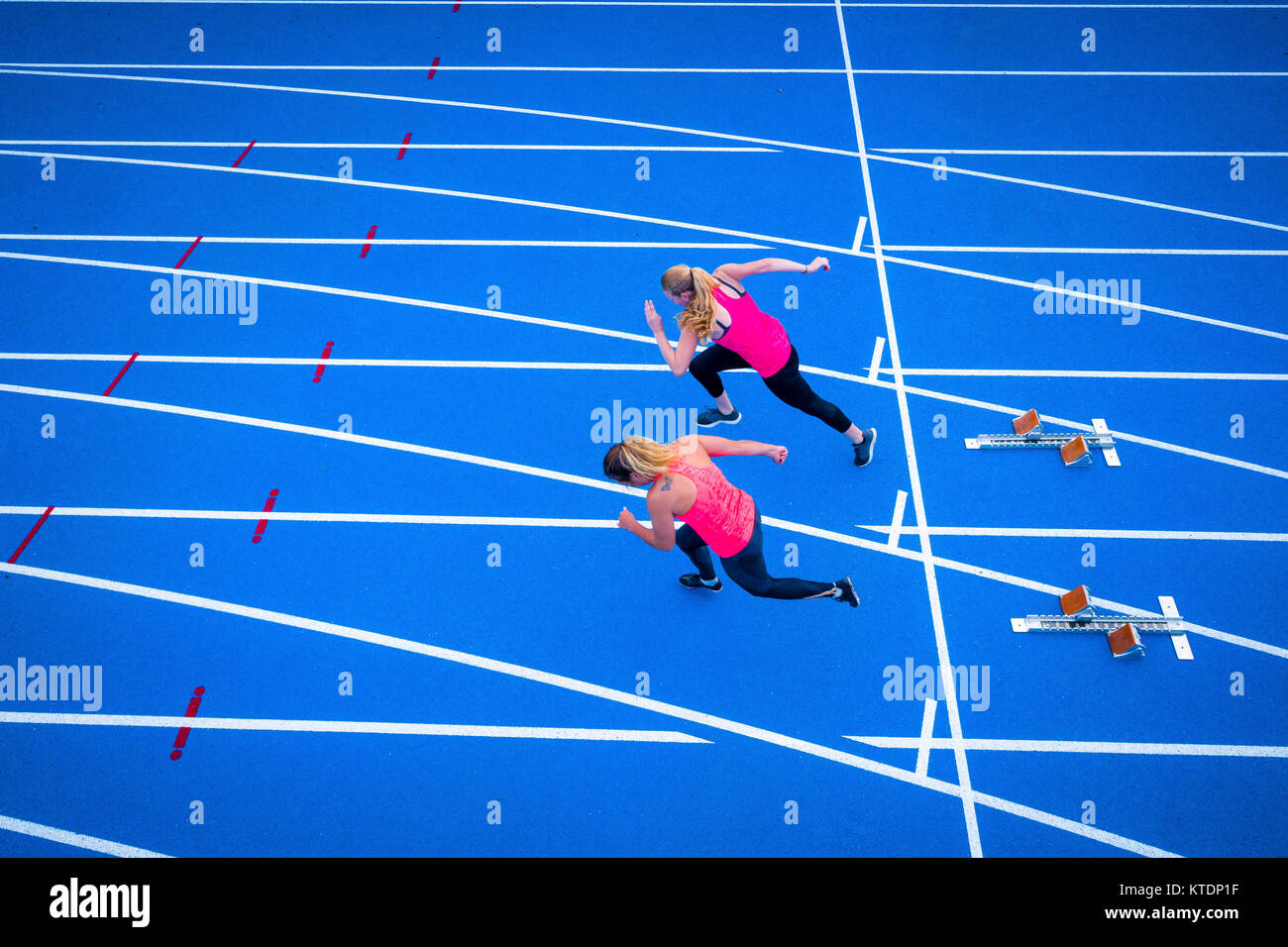 Runners racing on track aerial view hi-res stock photography and images ...