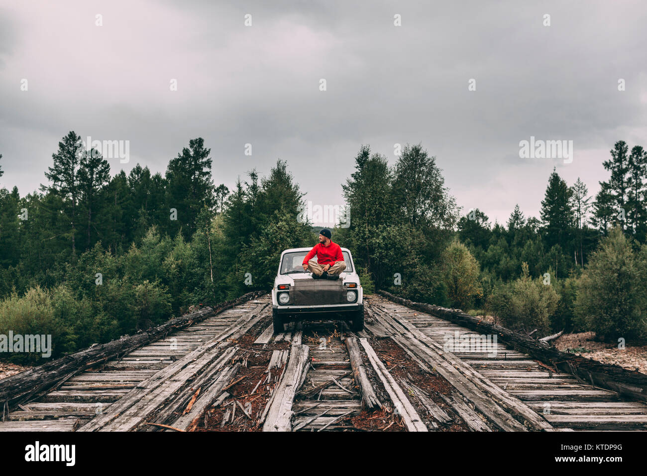 Sitting on car bonnet hi-res stock photography and images - Alamy
